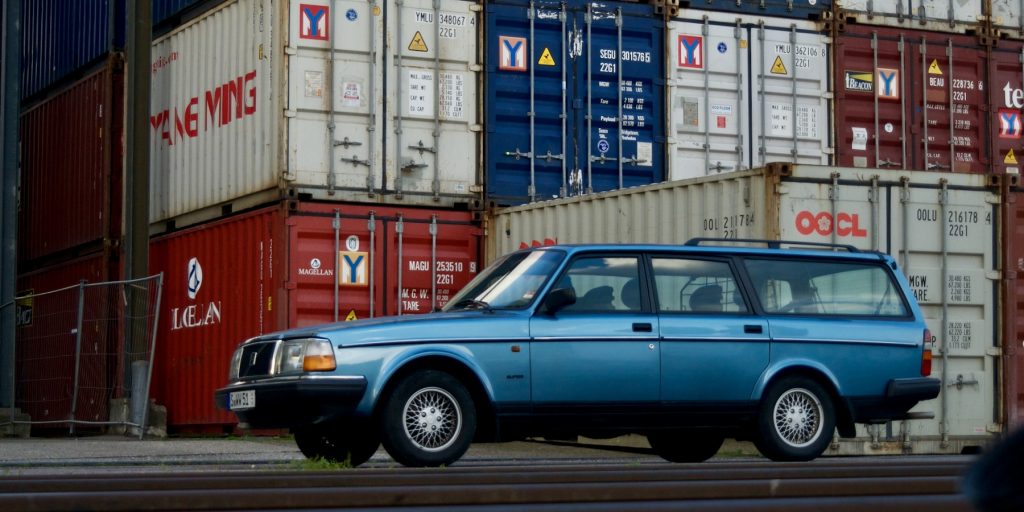 Bluey, the fjord blue super classic – The Volvo 240 Classic Page
